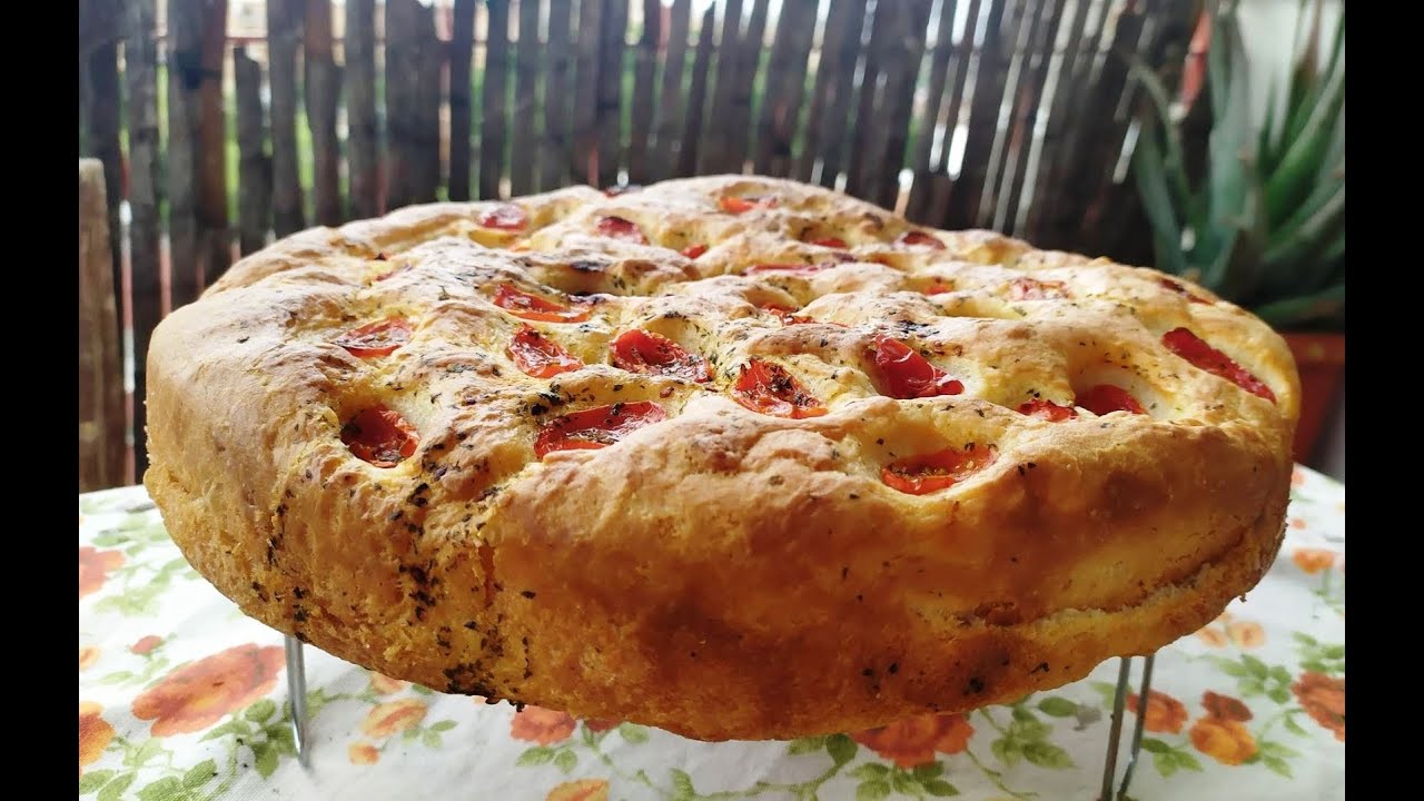 Focaccia al forno con i pomodori Pachino ricetta - Italian Food